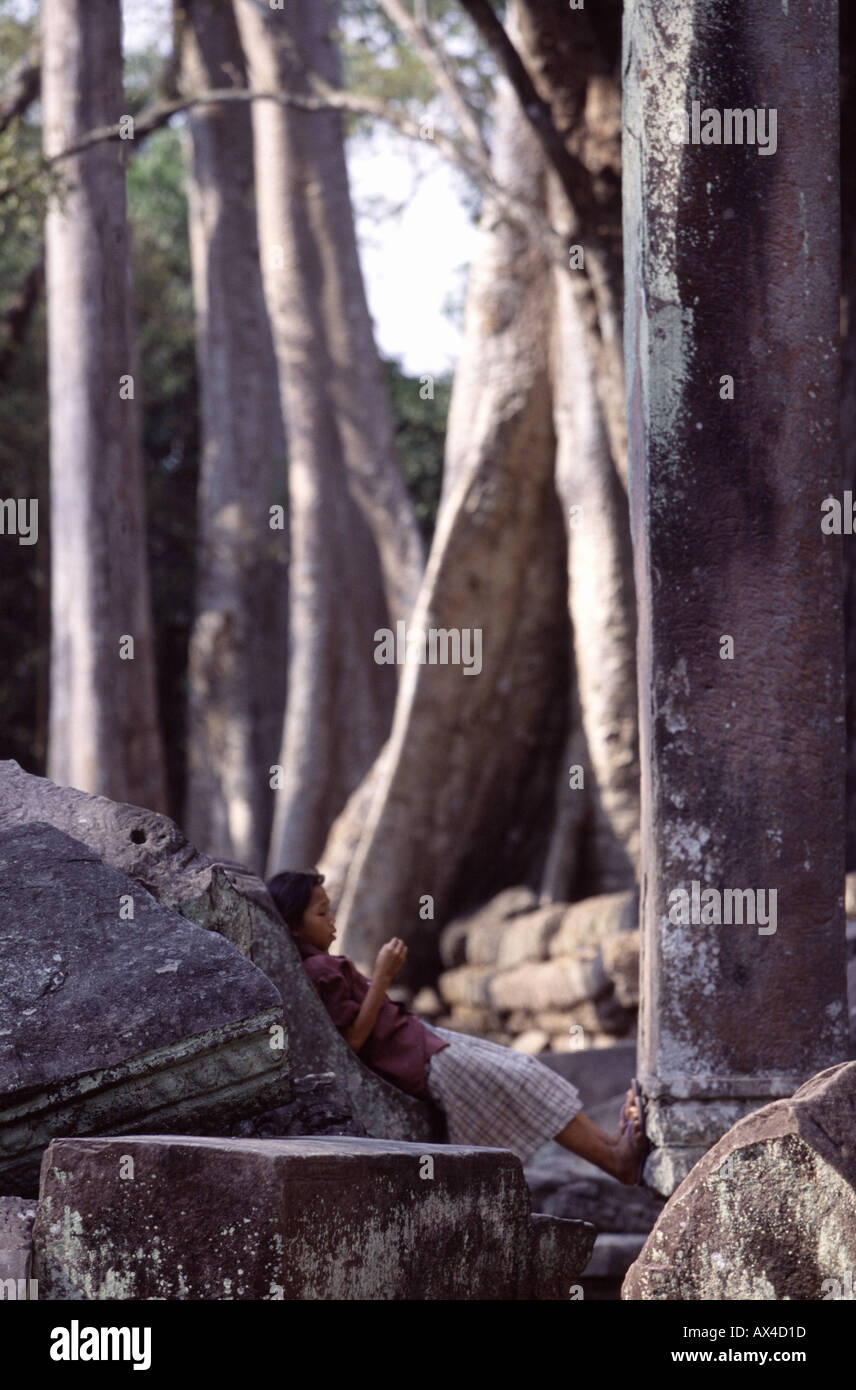 Girl ta prohm angkor hi-res stock photography and images - Alamy