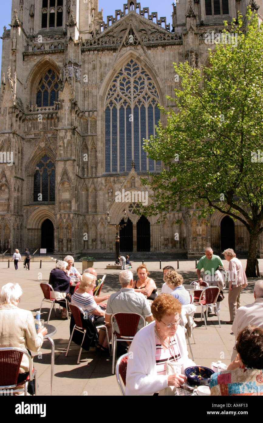 Pavement café High Petergate York Stock Photo - Alamy