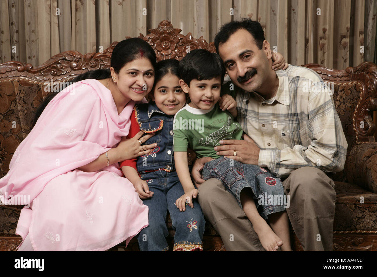 India nuclear family hi-res stock photography and images - Alamy