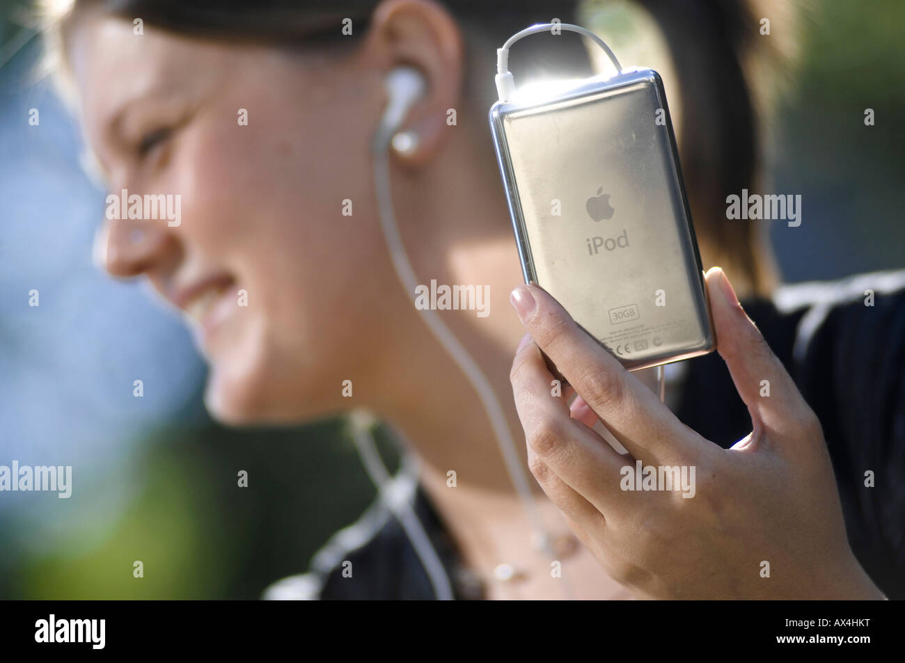 Girl listening to an Apple Ipod Stock Photo - Alamy