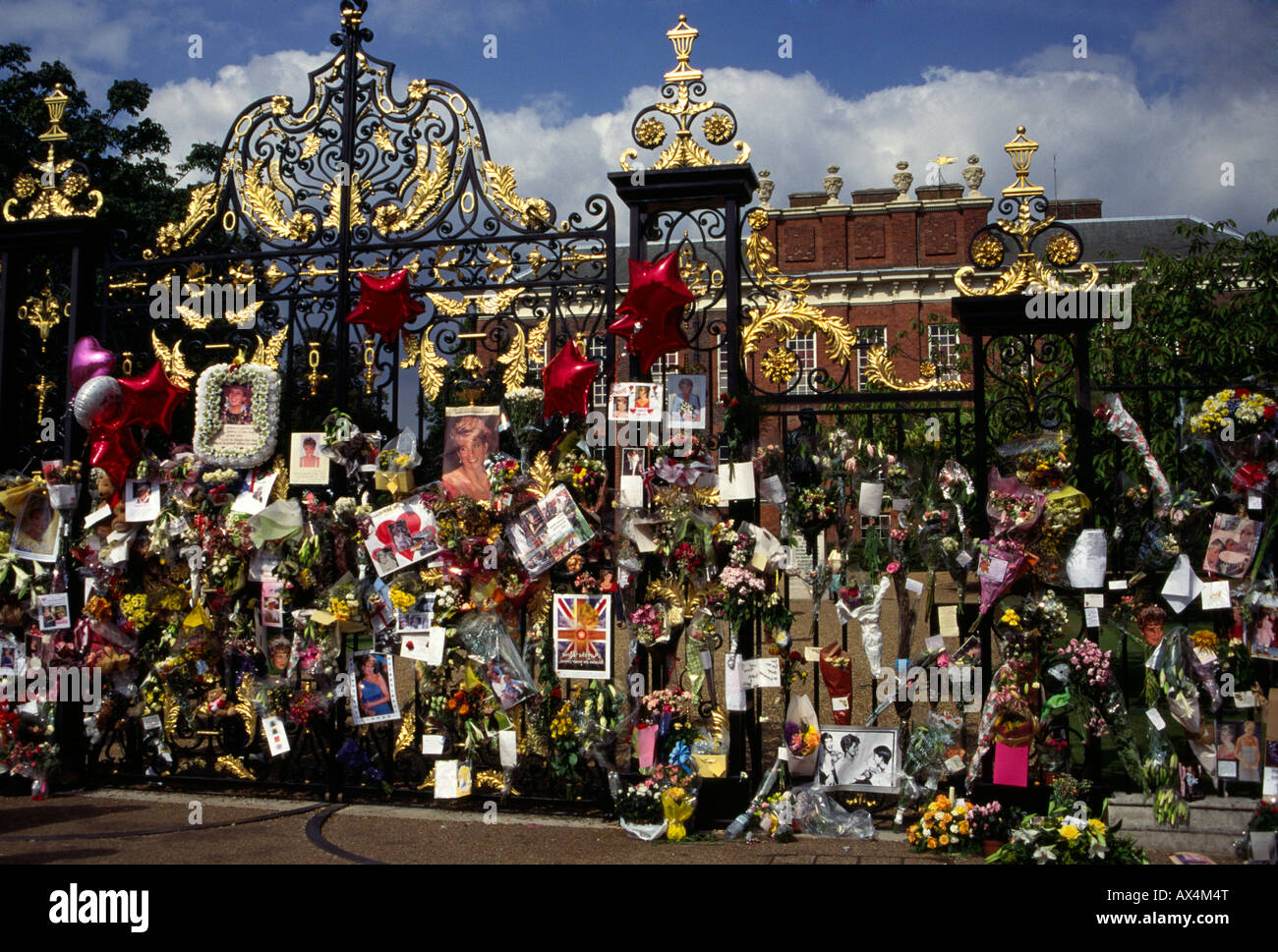Kensington Palace Gates, tribute to Diana Princess of Wales Stock Photo ...