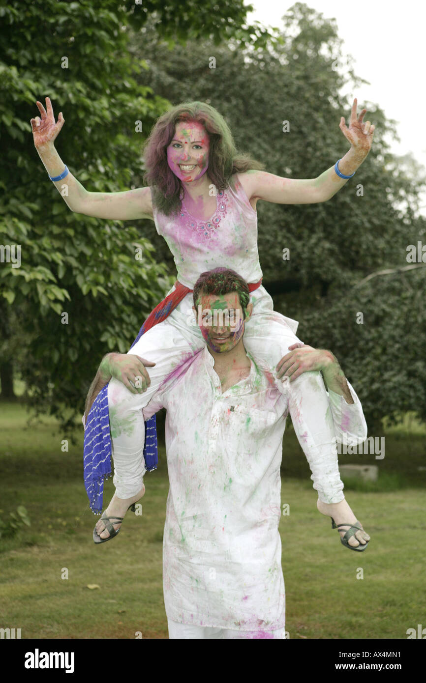 Girls dancing outside festivals hi-res stock photography and images - Alamy