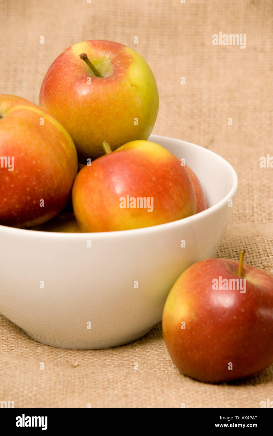 white ceramic bowl of apples Stock Photo - Alamy