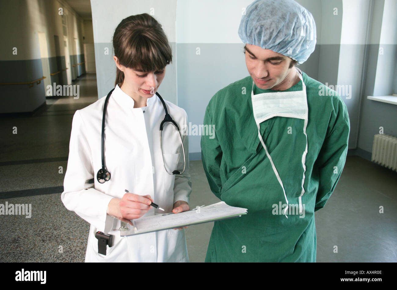 Doctors discussing medical chart Stock Photo - Alamy