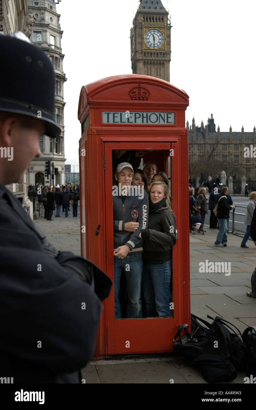TELEPHONE BOX CANADIAN STUDENTS CRAM INTO A LONDON RED TELEPHONE BOX AT ...