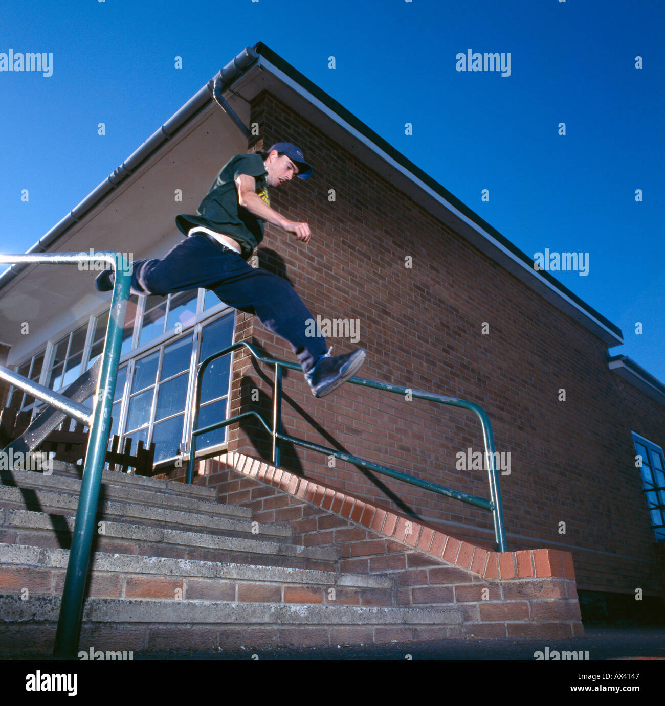 Leaping off building hi-res stock photography and images - Alamy