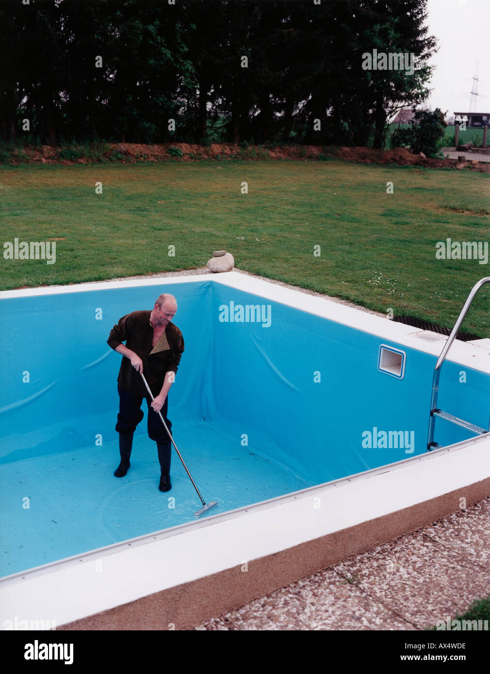 Man cleaning swimming pool Stock Photo - Alamy