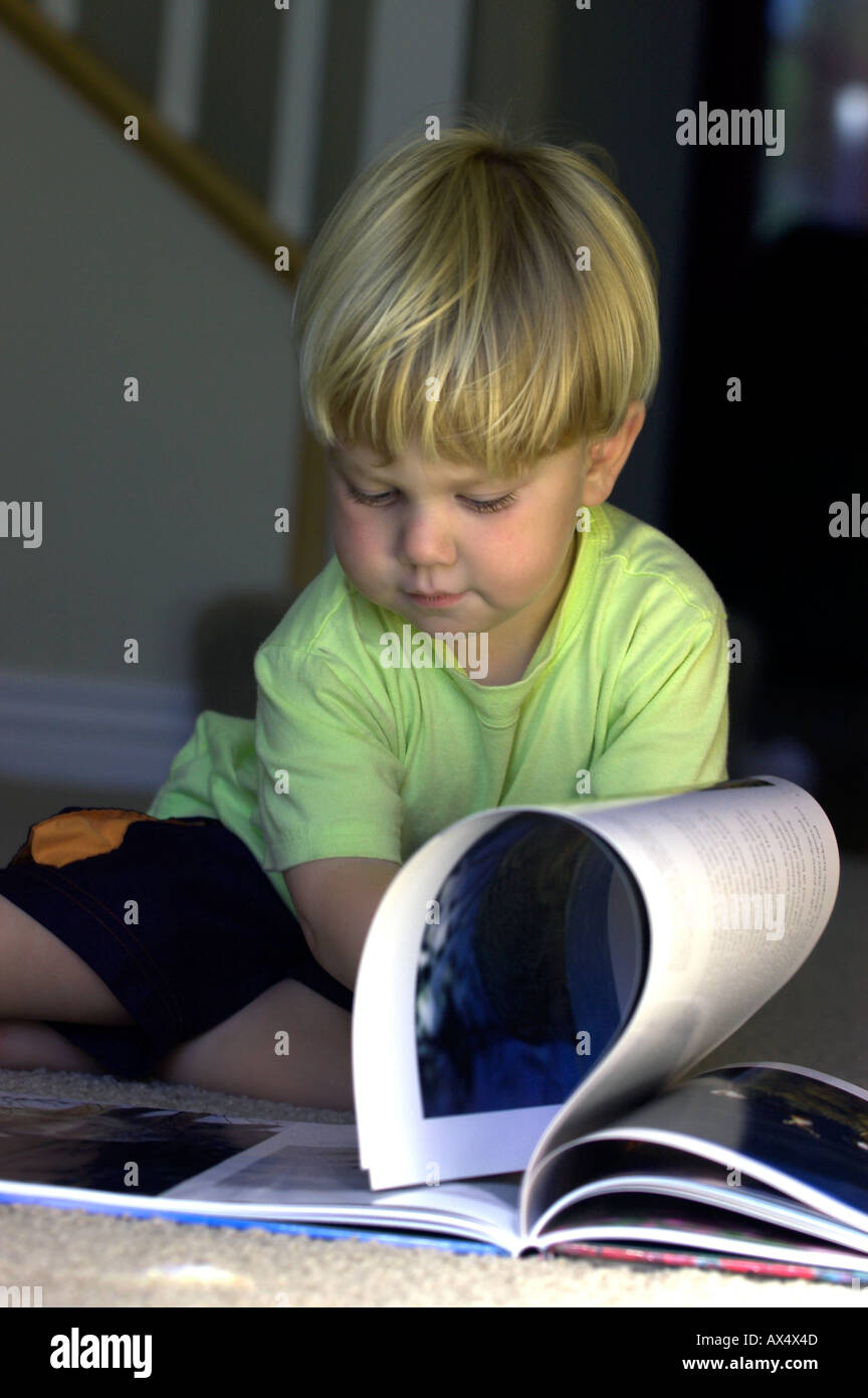 Toddler turning book pages hi-res stock photography and images - Alamy