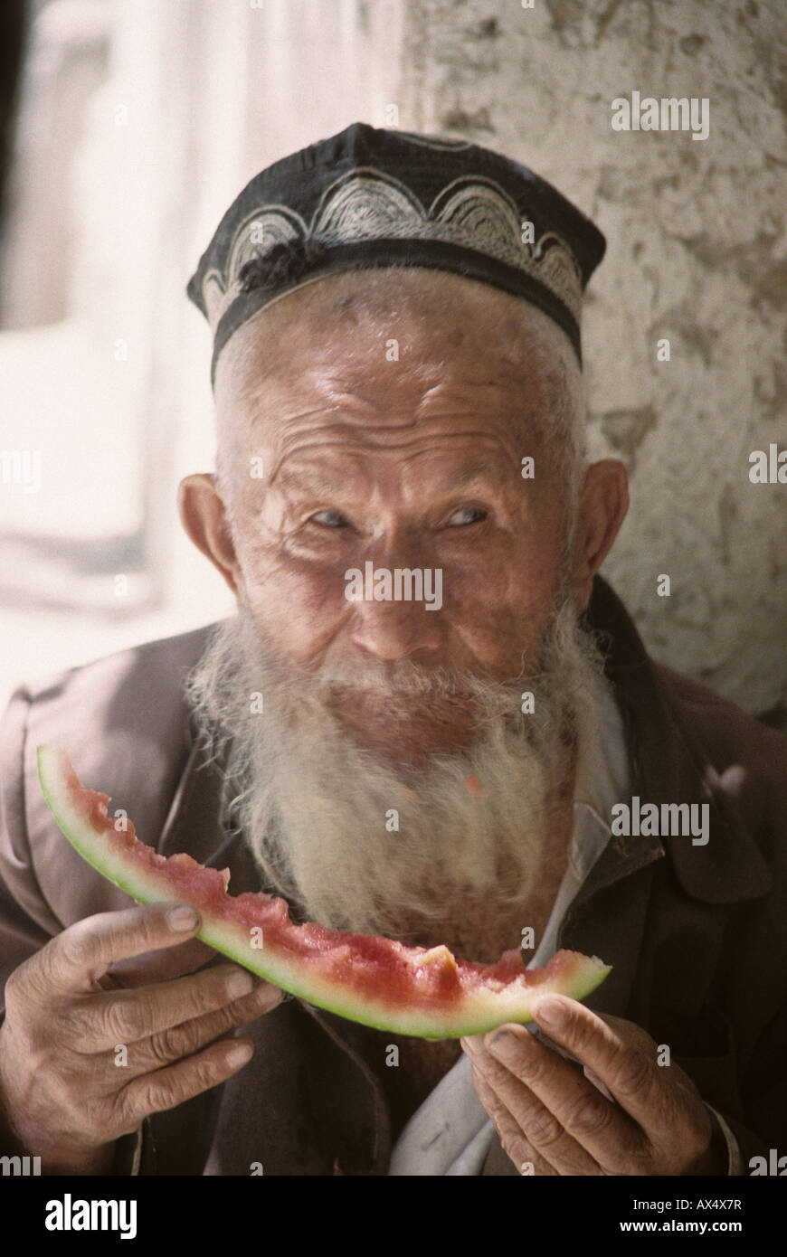 Portrait old uyghur man kashgar hi-res stock photography and images - Alamy
