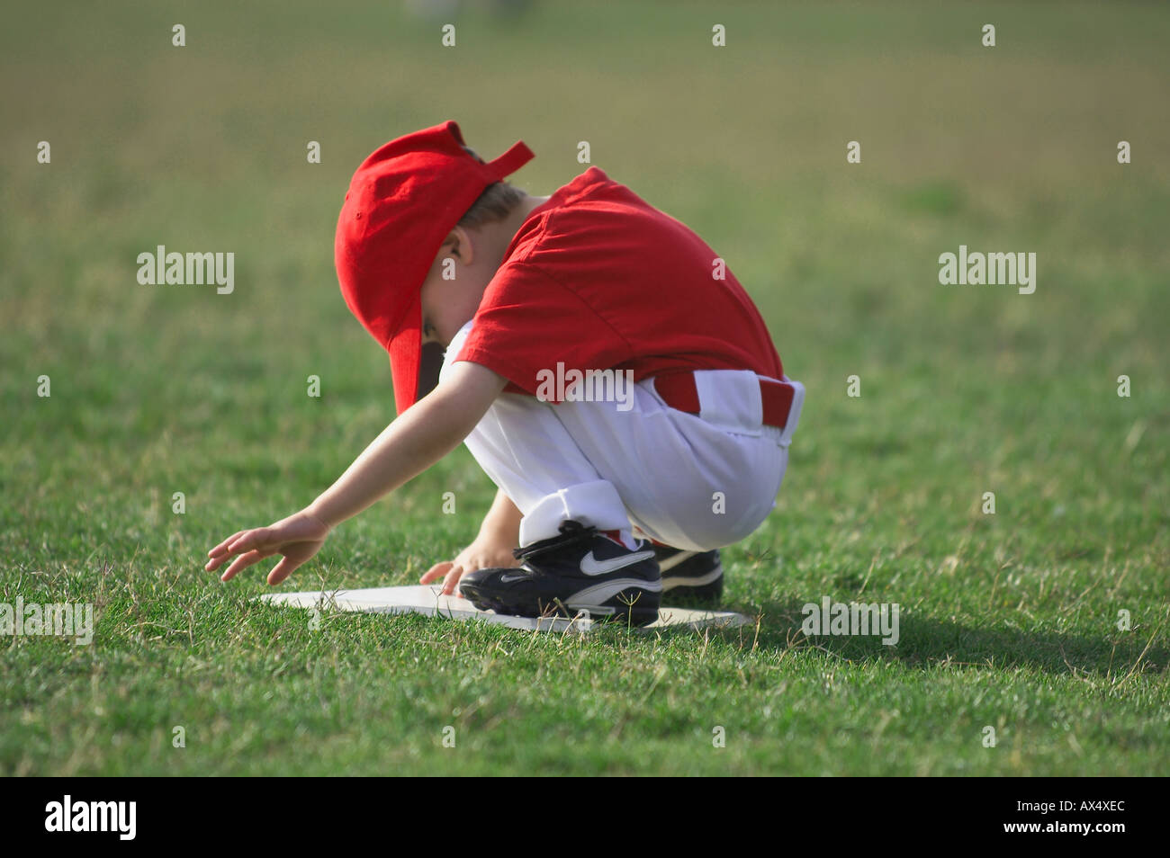 Baseball boy standing on base hi-res stock photography and images - Alamy