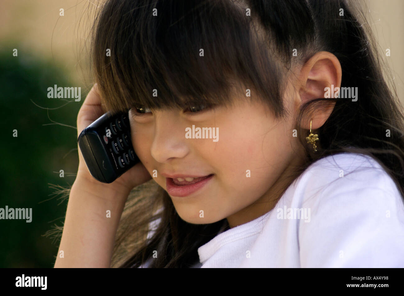 Kids sharing phones hi-res stock photography and images - Alamy