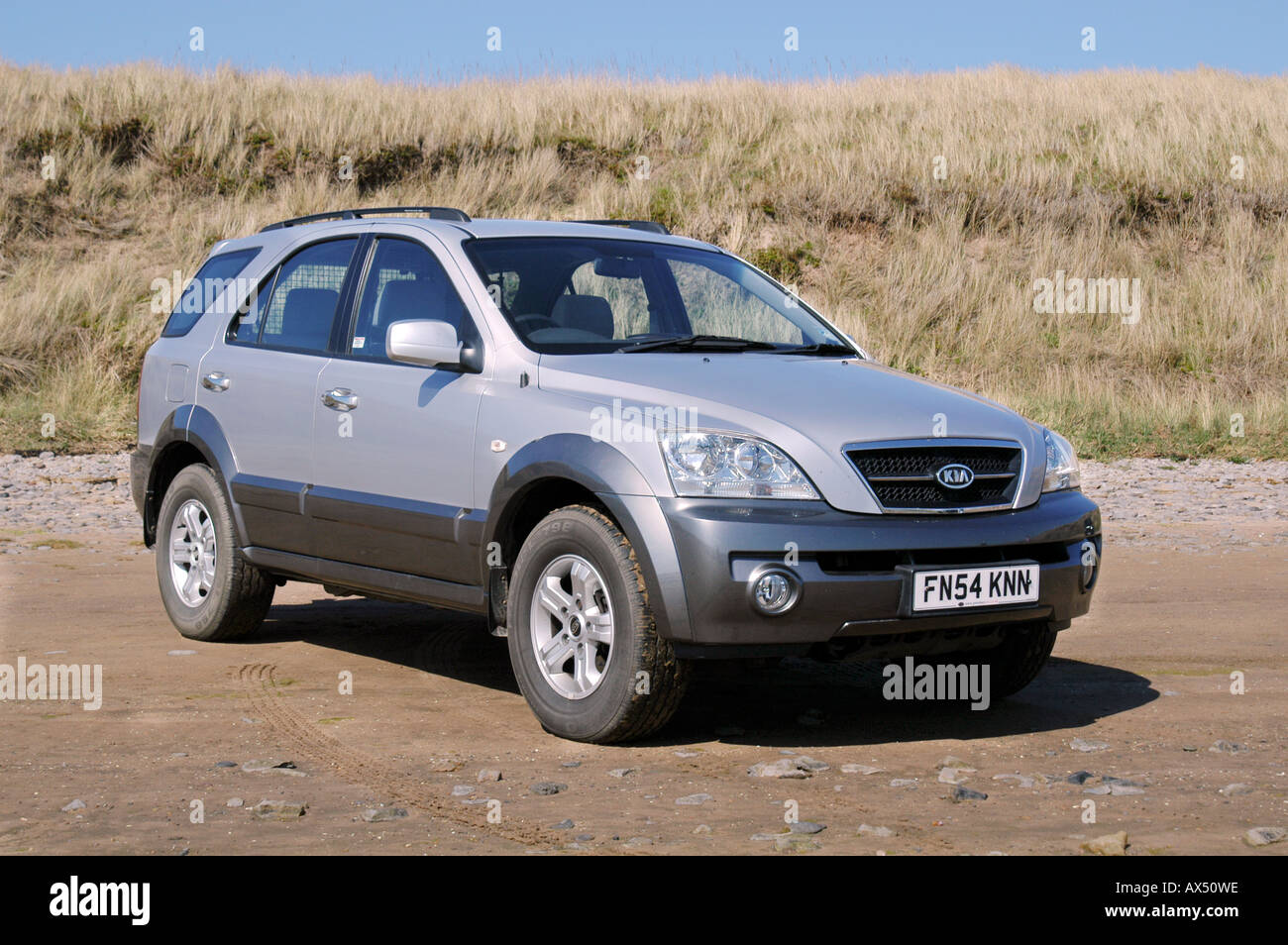 Silver kia sorento 2.5 cdr xs 4x4 car Stock Photo - Alamy