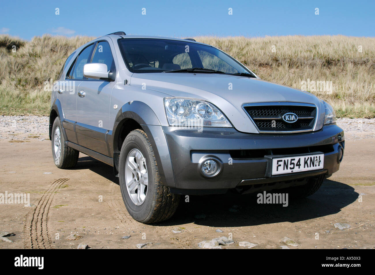 Silver Kia Sorento 2.5 cdr xs 4x4 car Stock Photo - Alamy