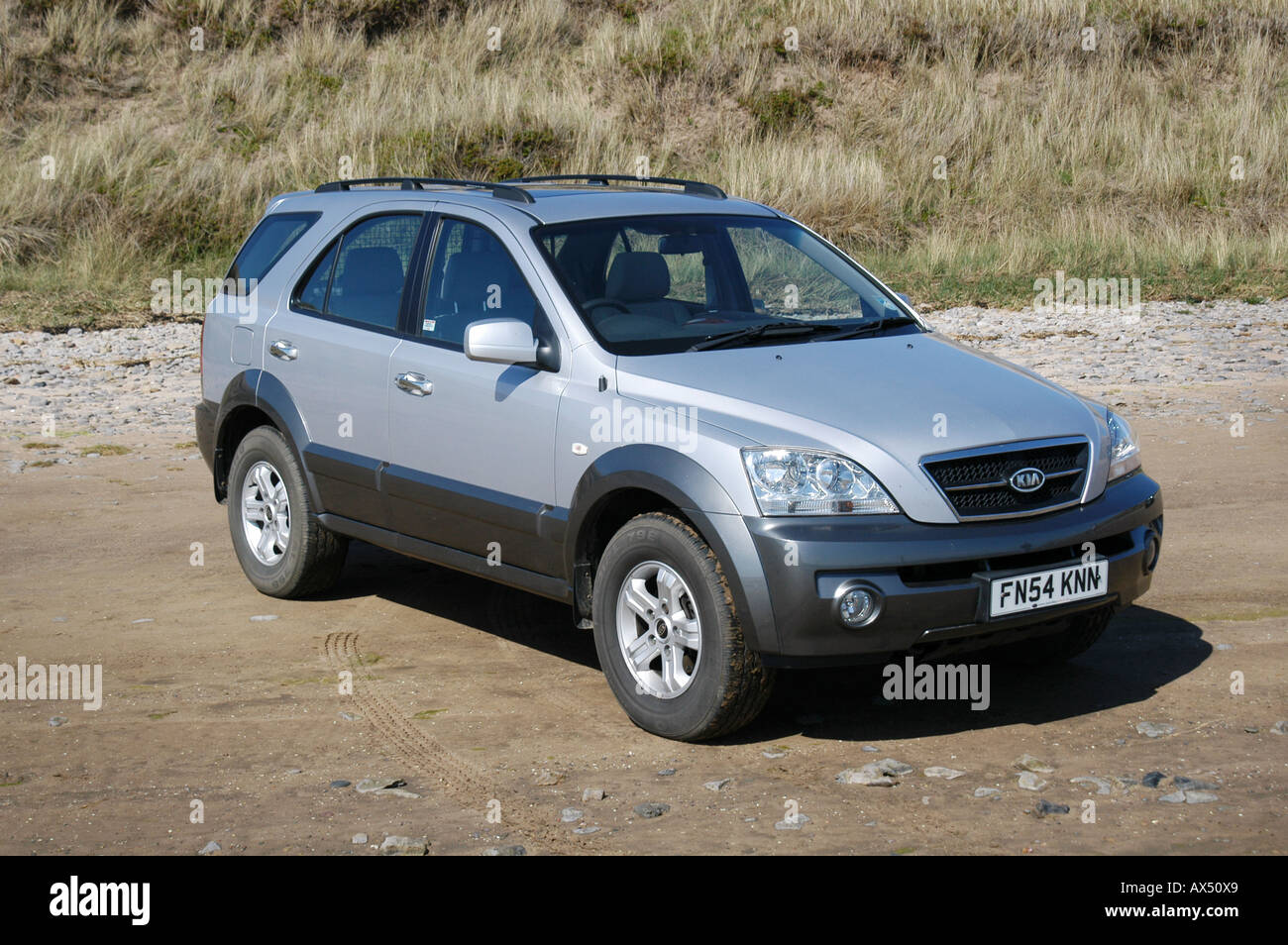 Silver kia sorento 2.5 cdr xs 4x4 car Stock Photo - Alamy