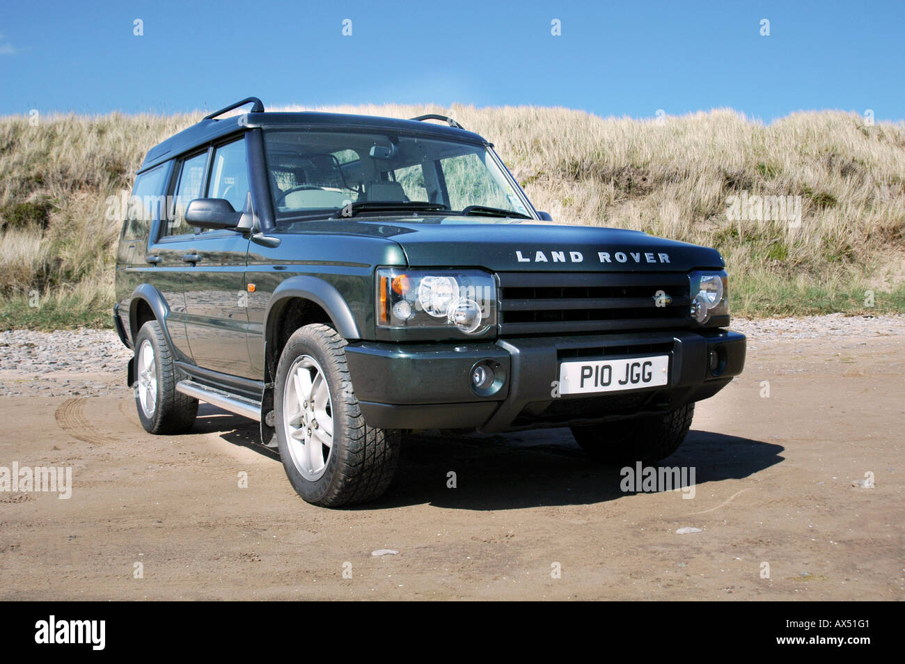 Green land rover discovery 4x4 car Stock Photo - Alamy