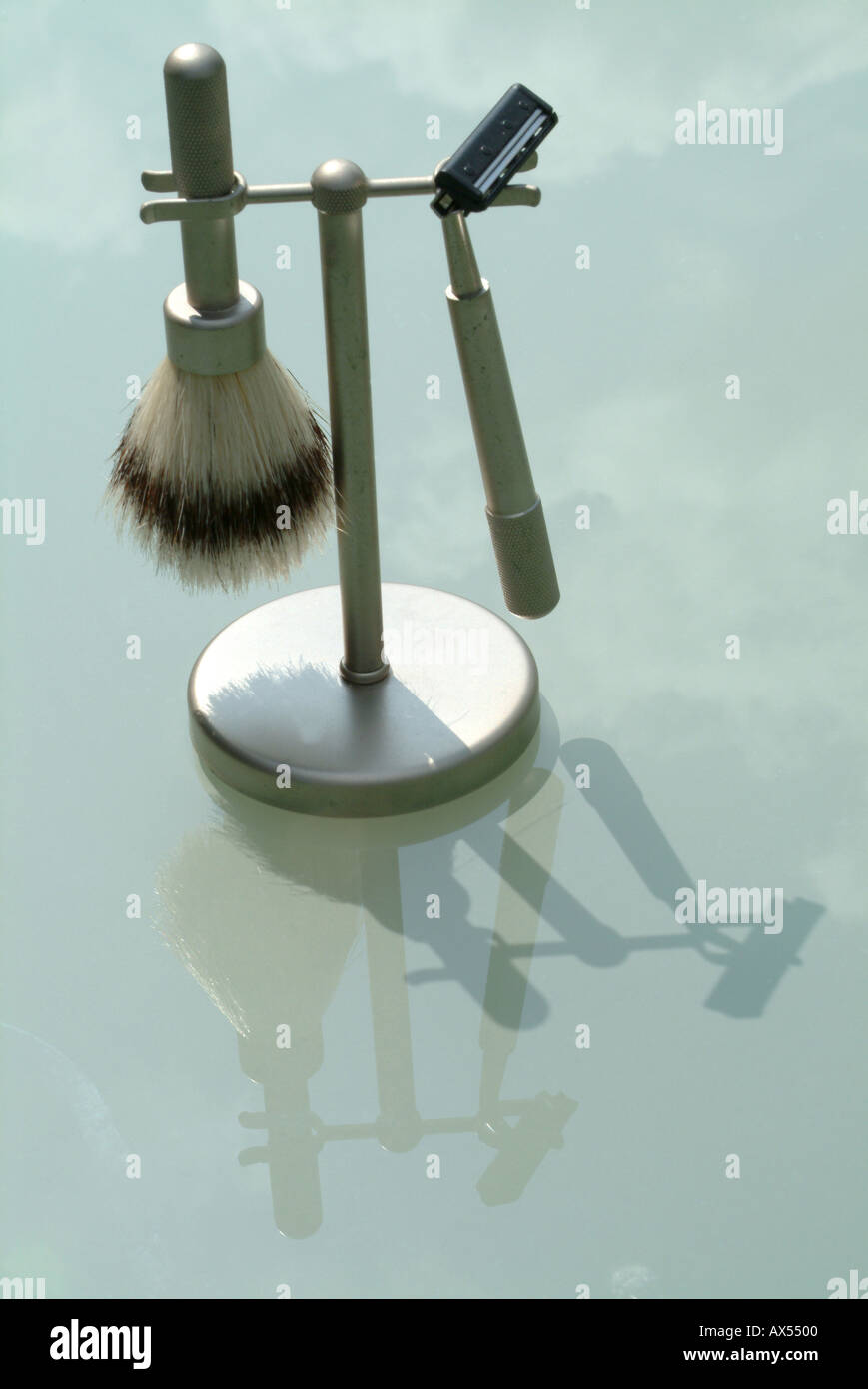 Razor stand hi-res stock photography and images - Alamy