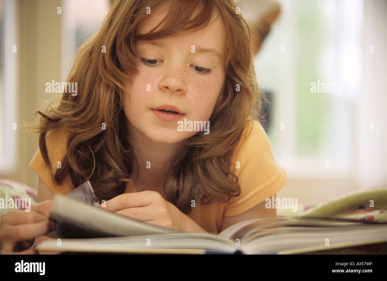 Dark haired girl reading book hi-res stock photography and images - Alamy