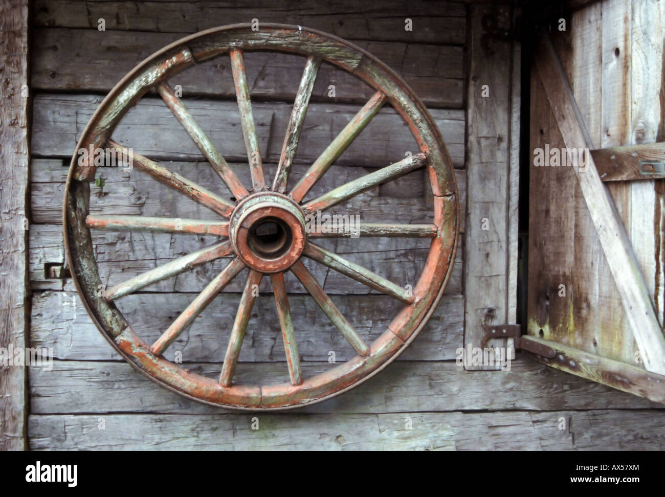 Barn wagon wheel hi-res stock photography and images - Alamy