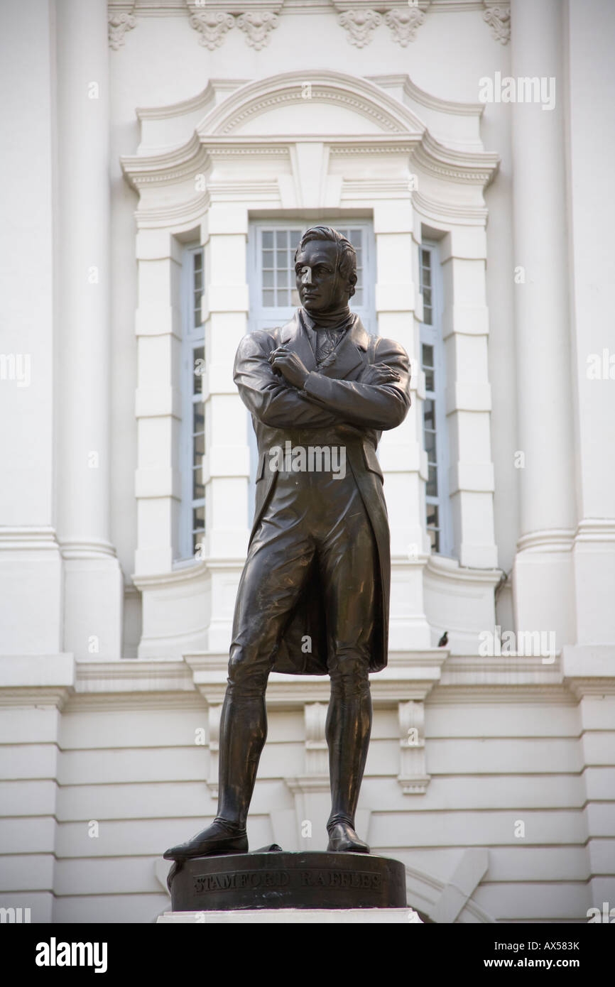 Statue of Stamford Raffles in front of the Victoria Theatre and Concert Hall Singapore Stock ...