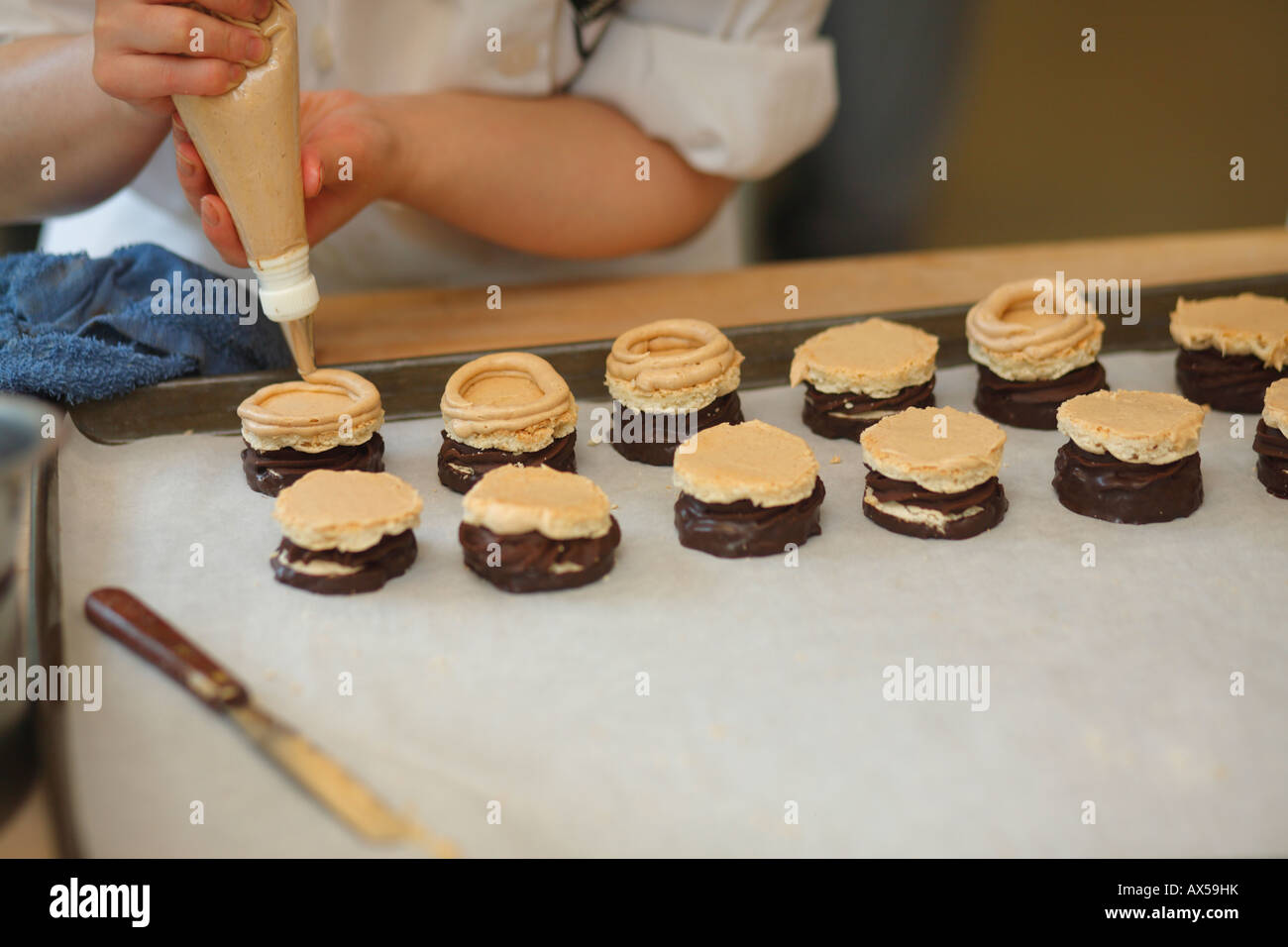 Filling pastries with cream Stock Photo - Alamy