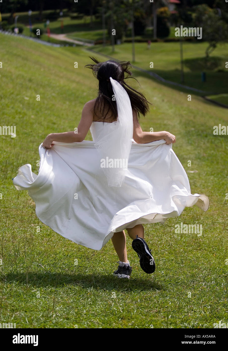 Run away bride hi-res stock photography and images - Alamy