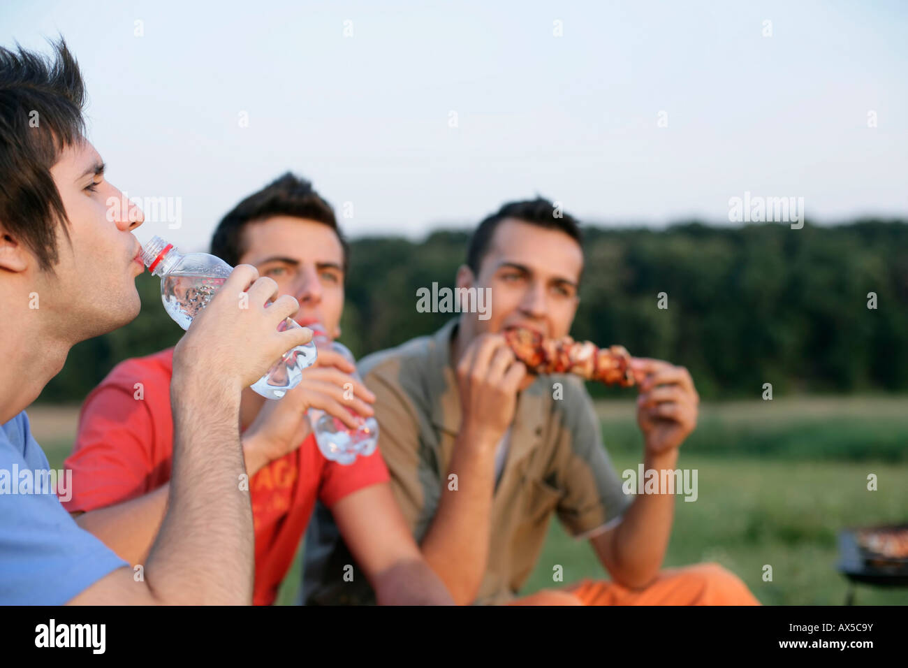 Men eating kebab hi-res stock photography and images - Alamy
