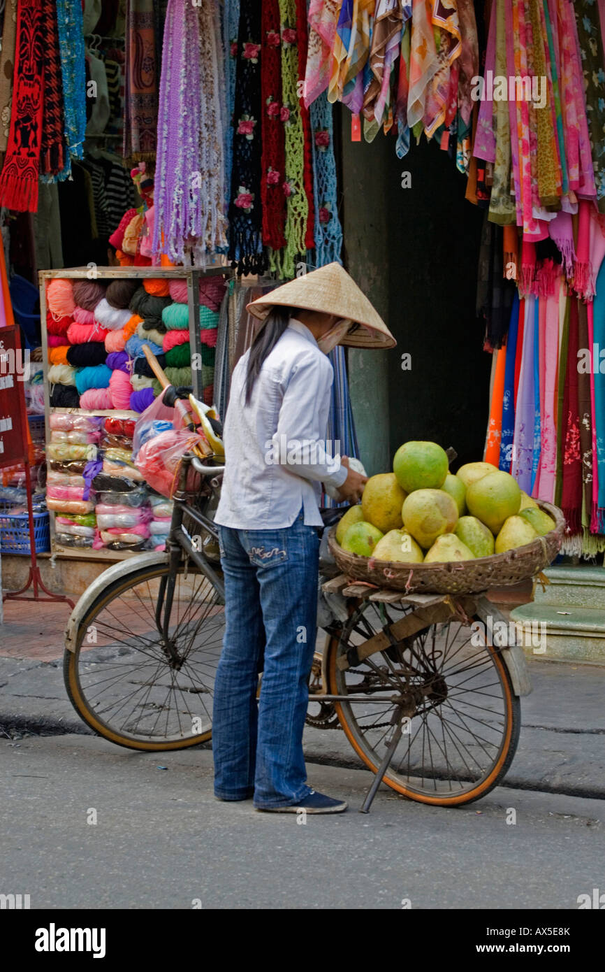 Vietnamese woman carrying fruits hi-res stock photography and images ...