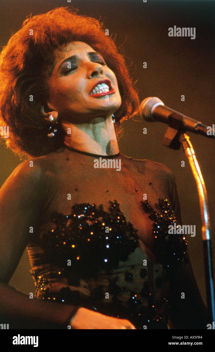 SHIRLEY BASSEY Welsh singer Stock Photo - Alamy