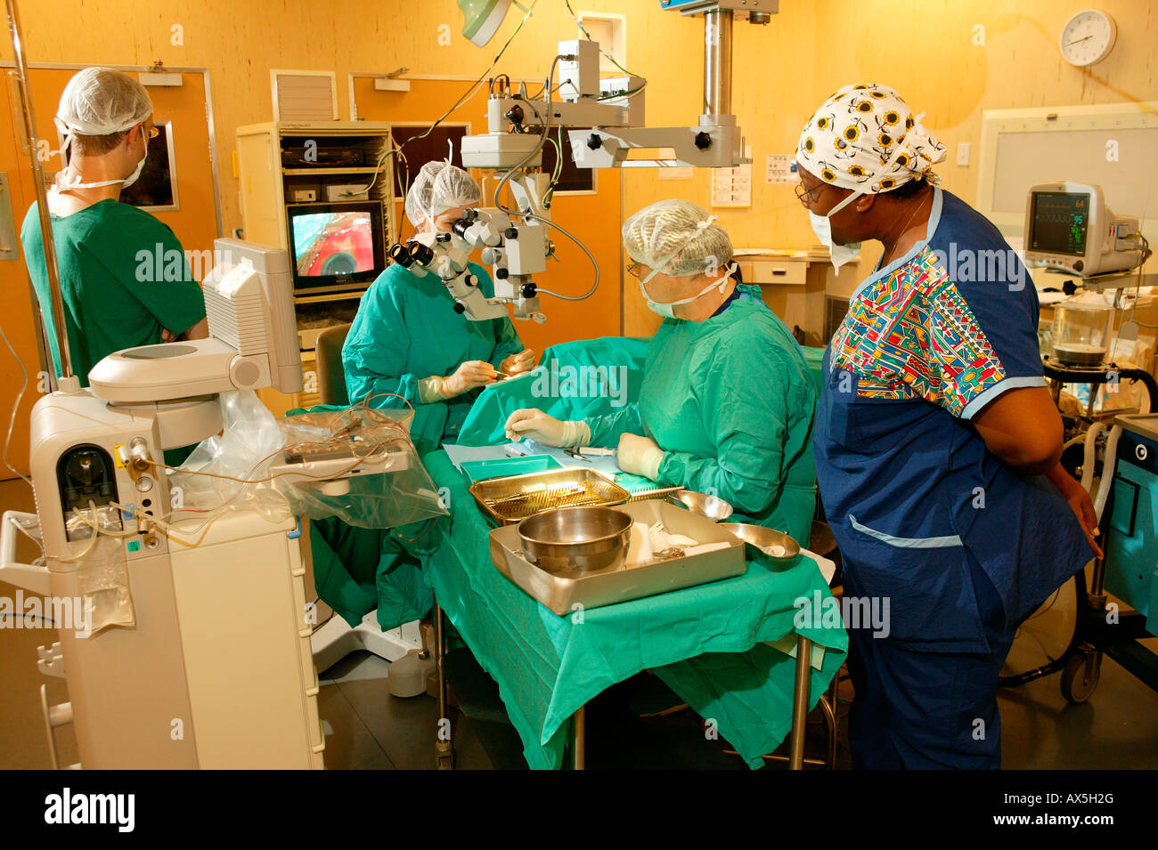 Katarakt operation hi-res stock photography and images - Alamy