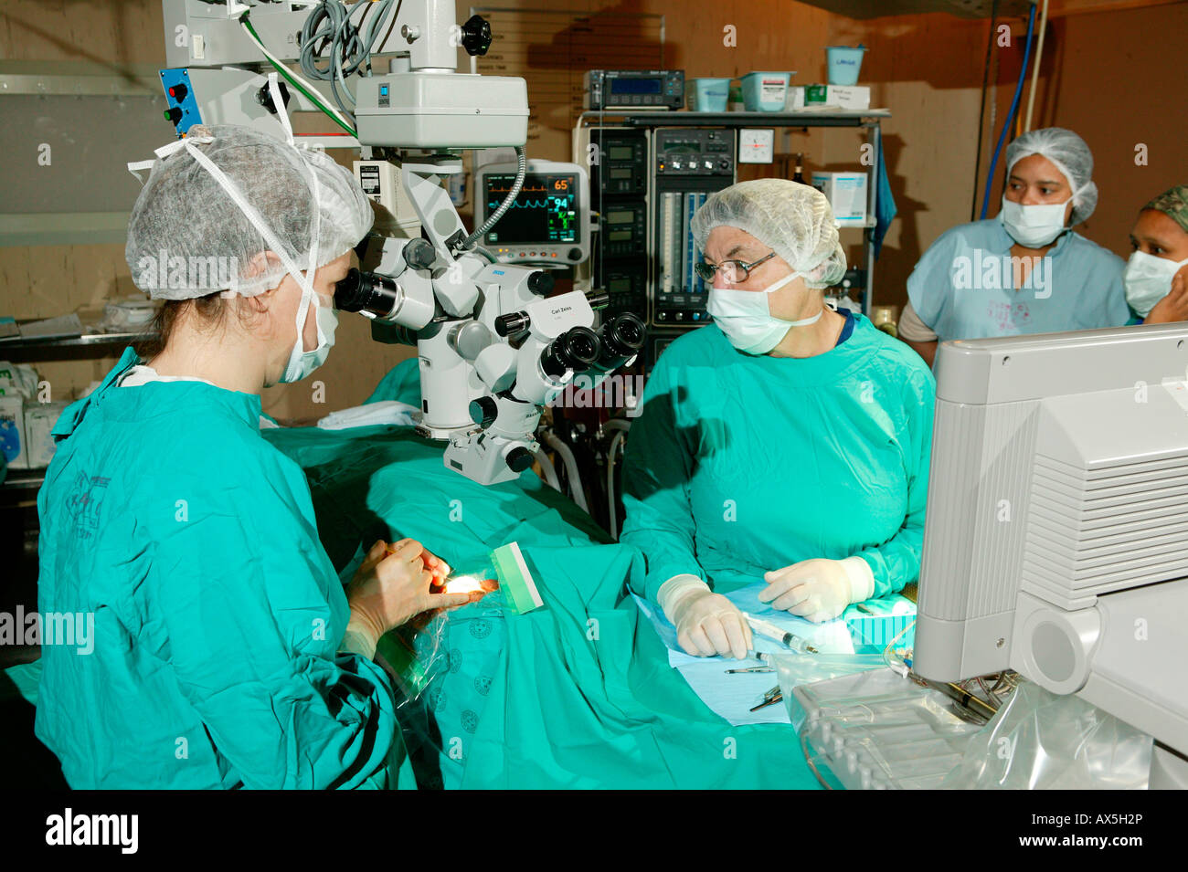 Katarakt operation hi-res stock photography and images - Alamy
