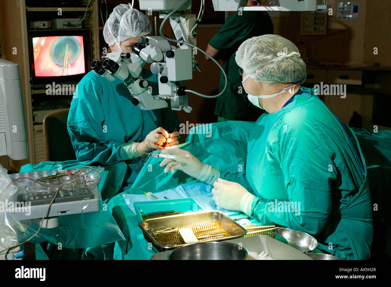 Katarakt operation hi-res stock photography and images - Alamy
