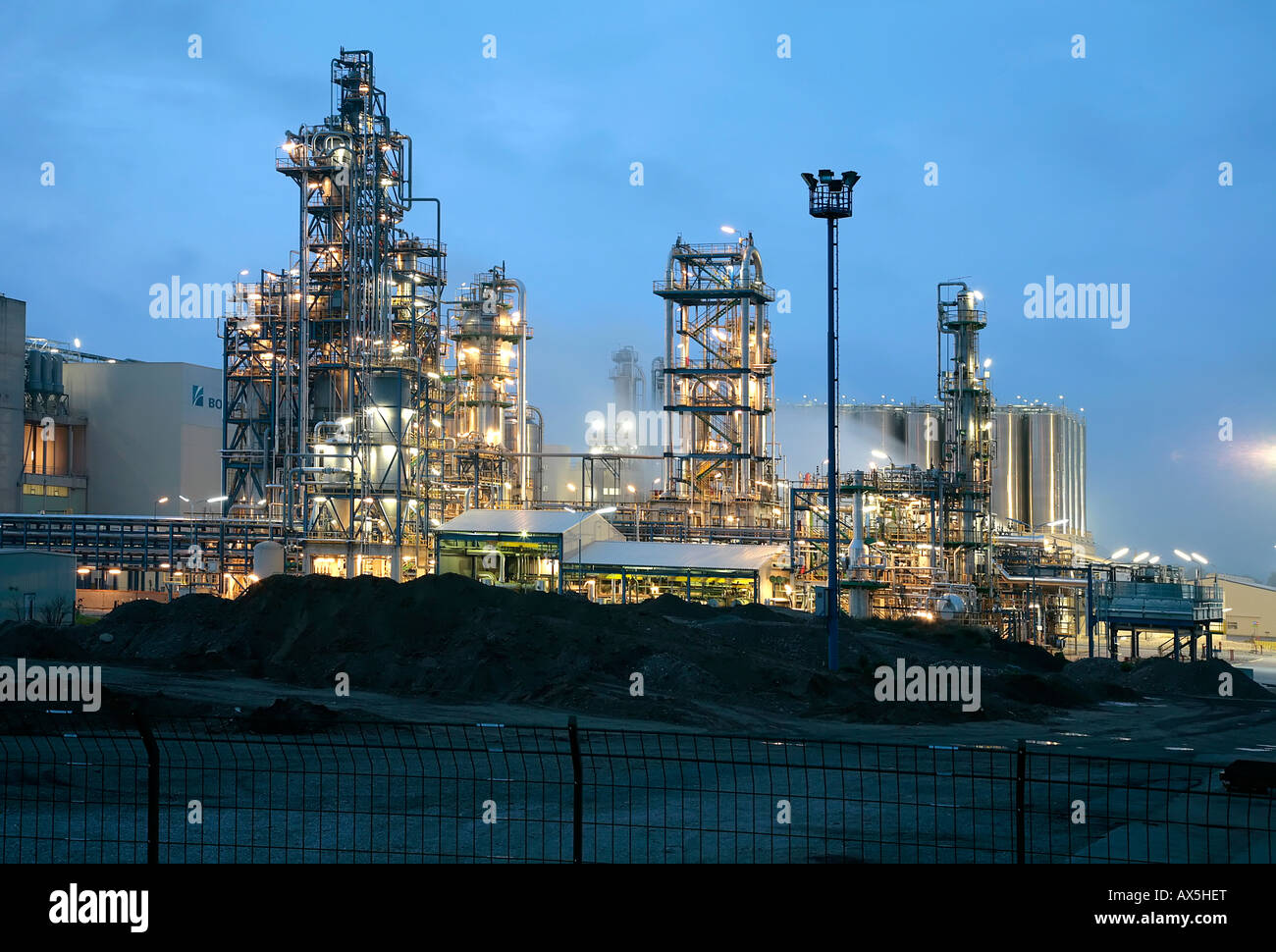 Oil refinery, OMV Aktiengesellschaft, Schwechat, Vienna, Austria Stock ...