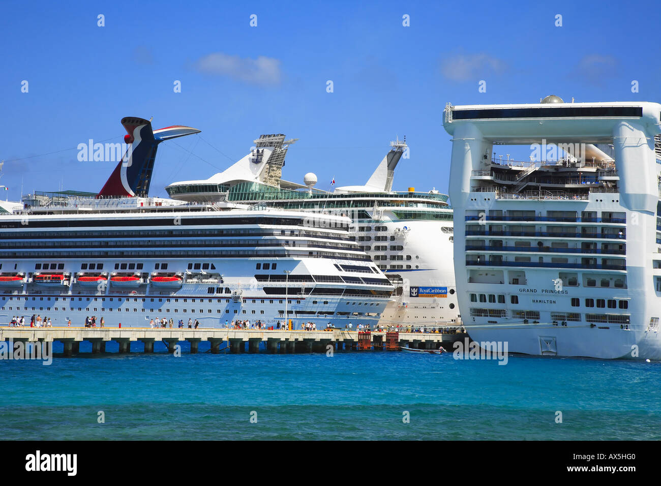 Ships on the pier hi-res stock photography and images - Alamy