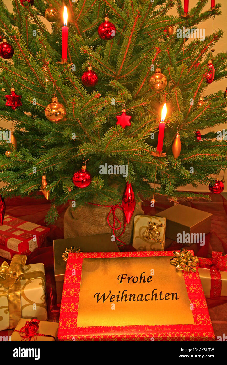 Geschenke unter dem baum hi-res stock photography and images - Alamy