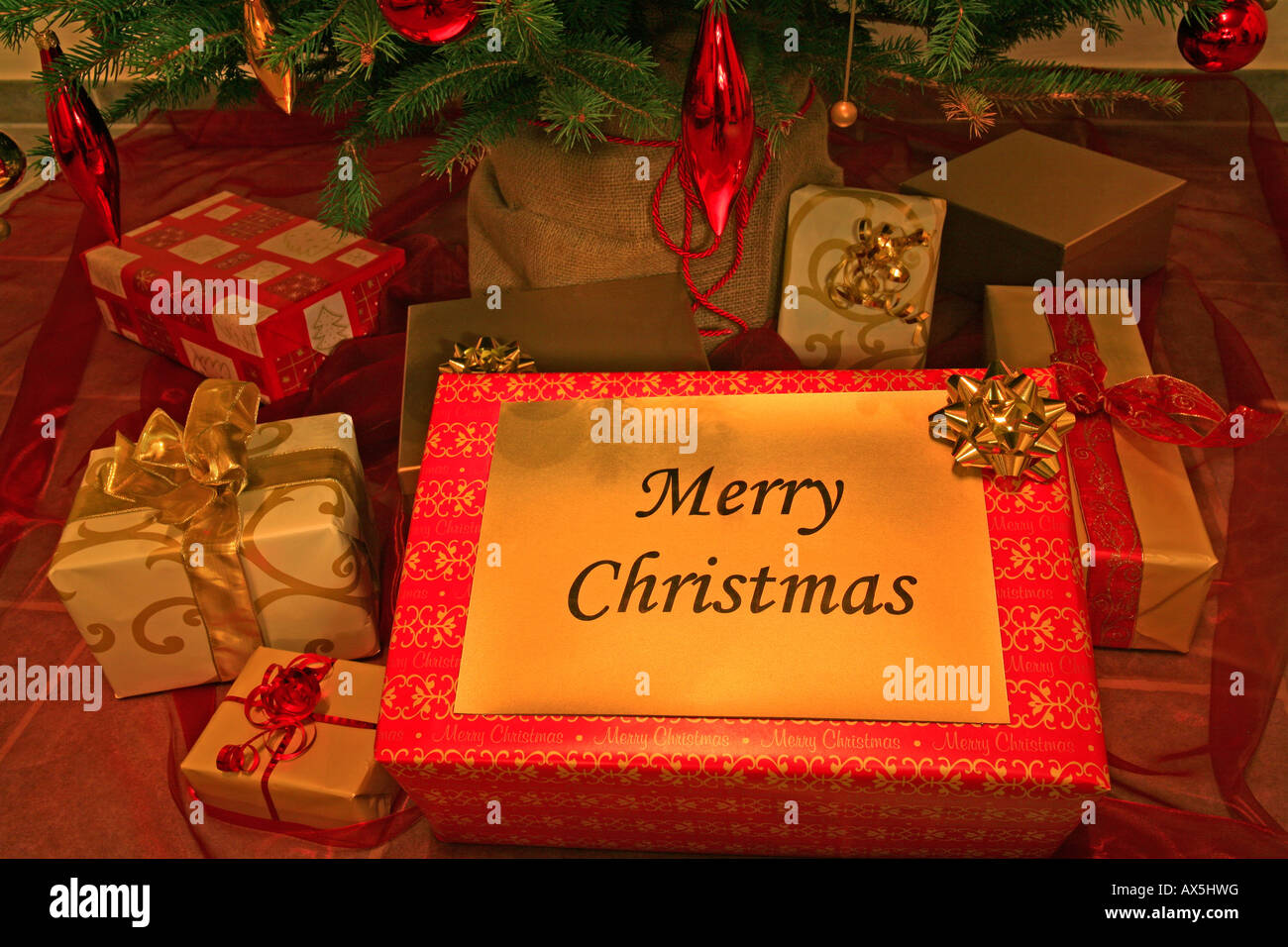 Geschenke unter dem baum hi-res stock photography and images - Alamy