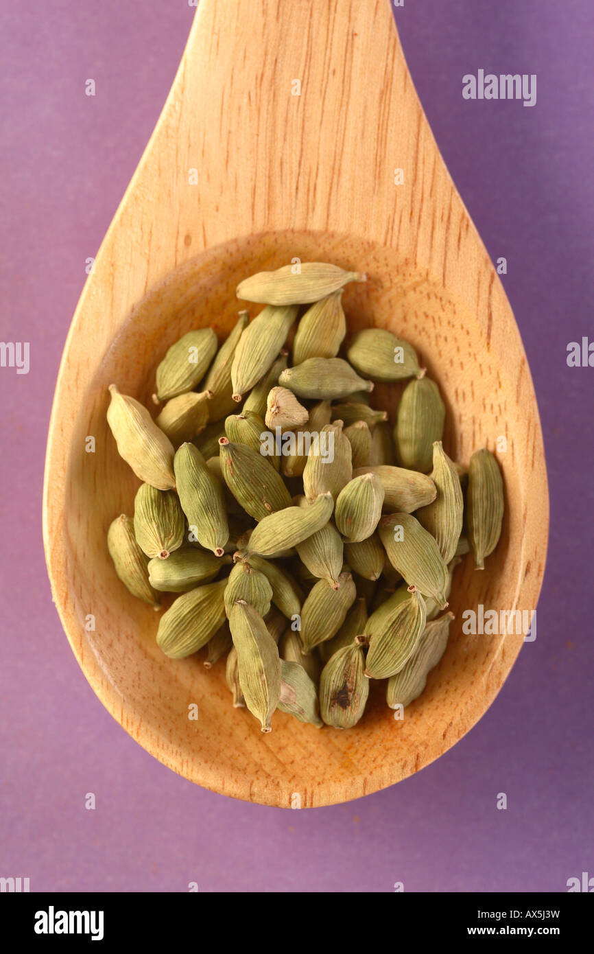 Spoon with cardamom Stock Photo - Alamy