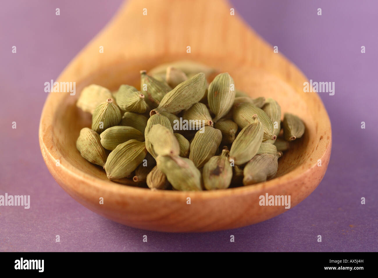 Spoon with cardamom Stock Photo - Alamy
