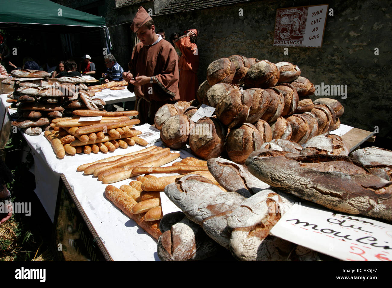 Medieval baking bread hi-res stock photography and images - Alamy