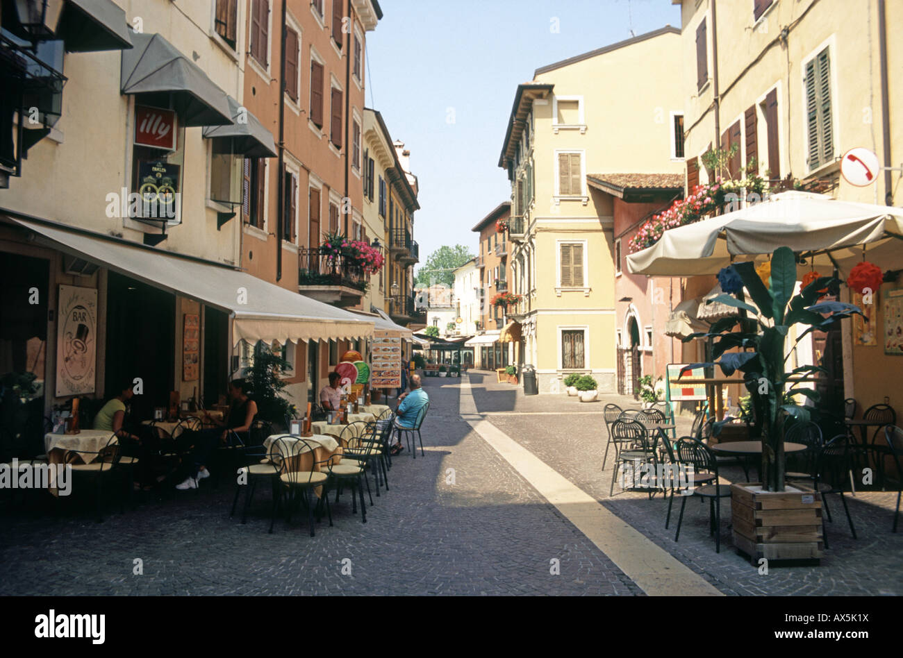 Garda italy cafe pavement hi-res stock photography and images - Alamy