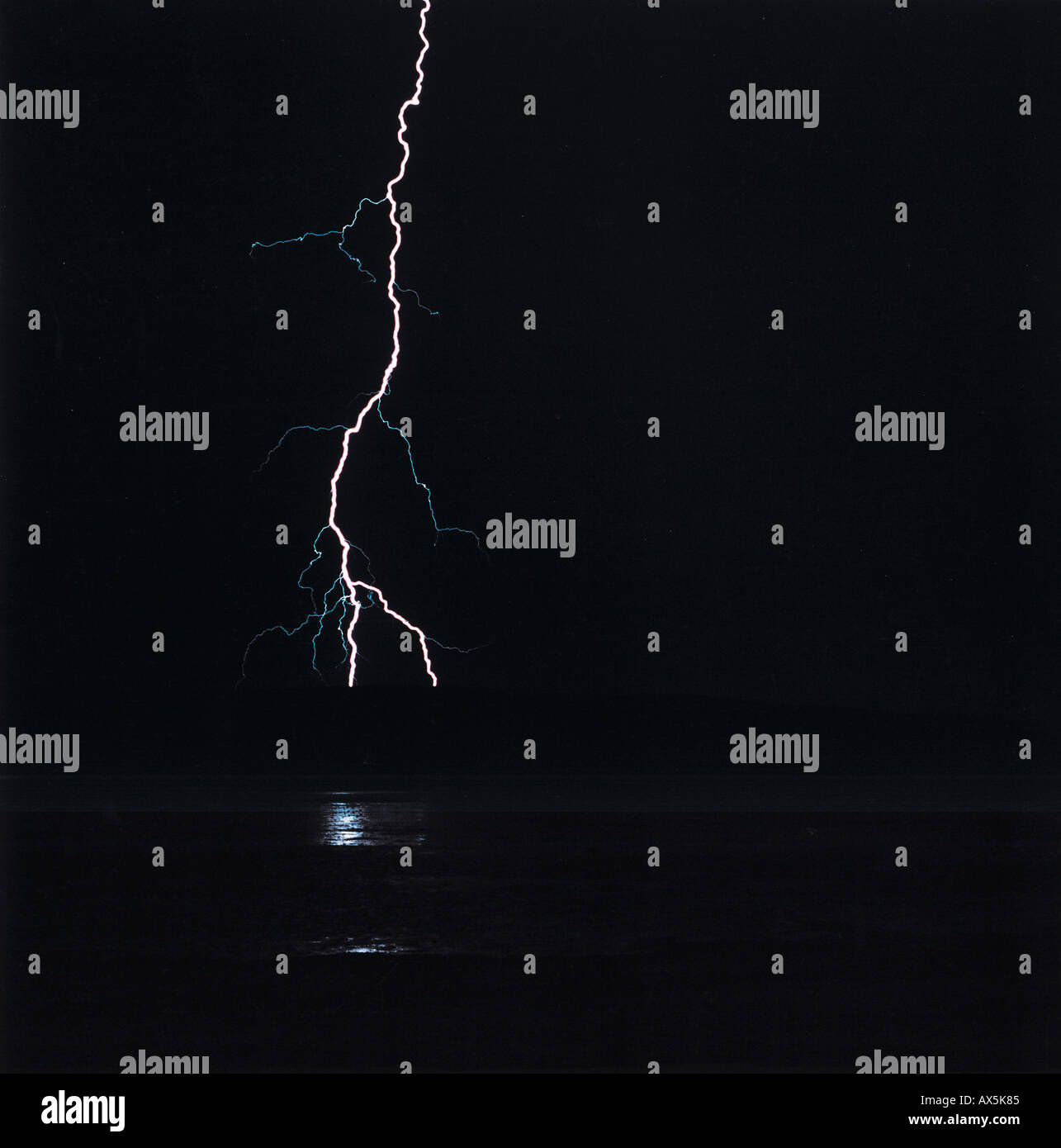 Lightning strike over water hi-res stock photography and images - Alamy