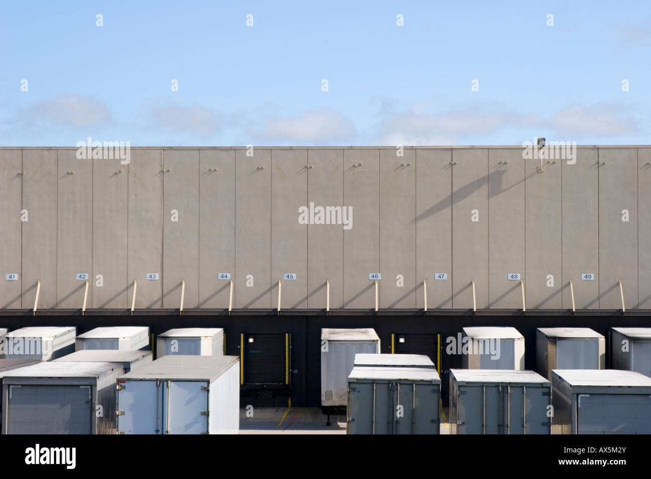 Trailers at a warehouse loading dock Stock Photo - Alamy