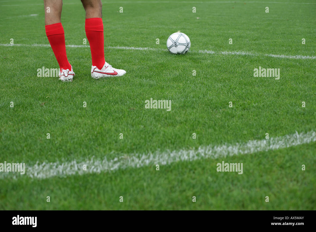 Free kick men hi-res stock photography and images - Alamy