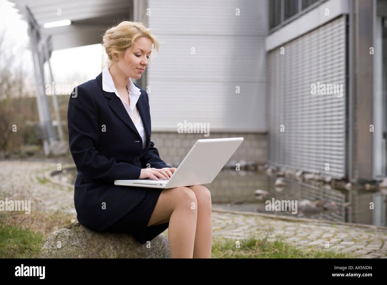 Stern business woman and computer hi-res stock photography and images ...