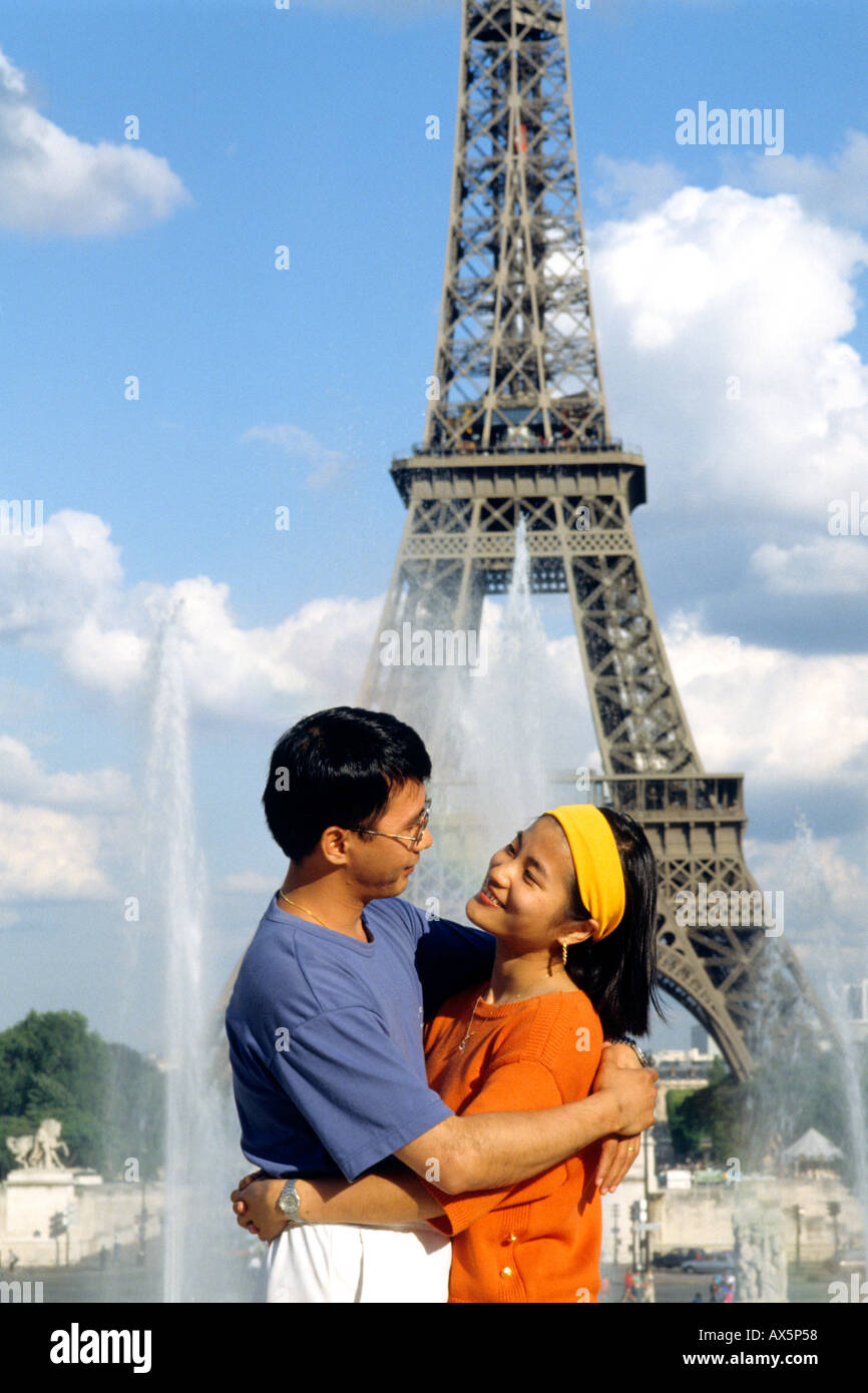 Asian couple eiffel tower hi-res stock photography and images - Alamy