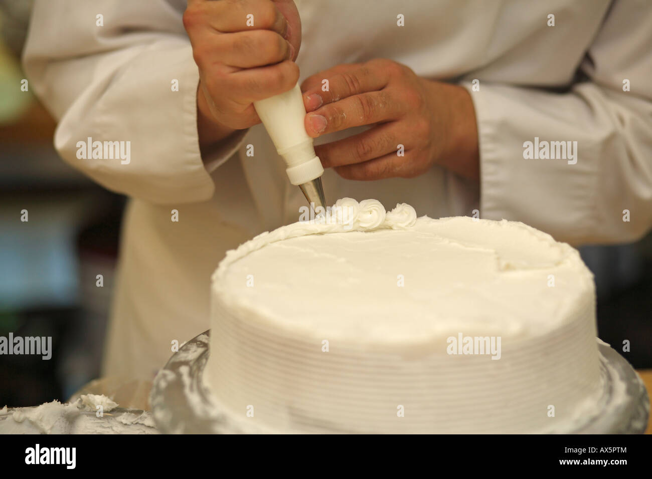 Pastry chef decorating cake Stock Photo - Alamy
