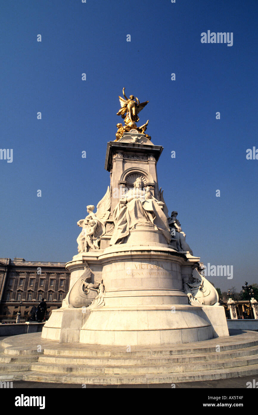 Victoria statue in London England Stock Photo - Alamy