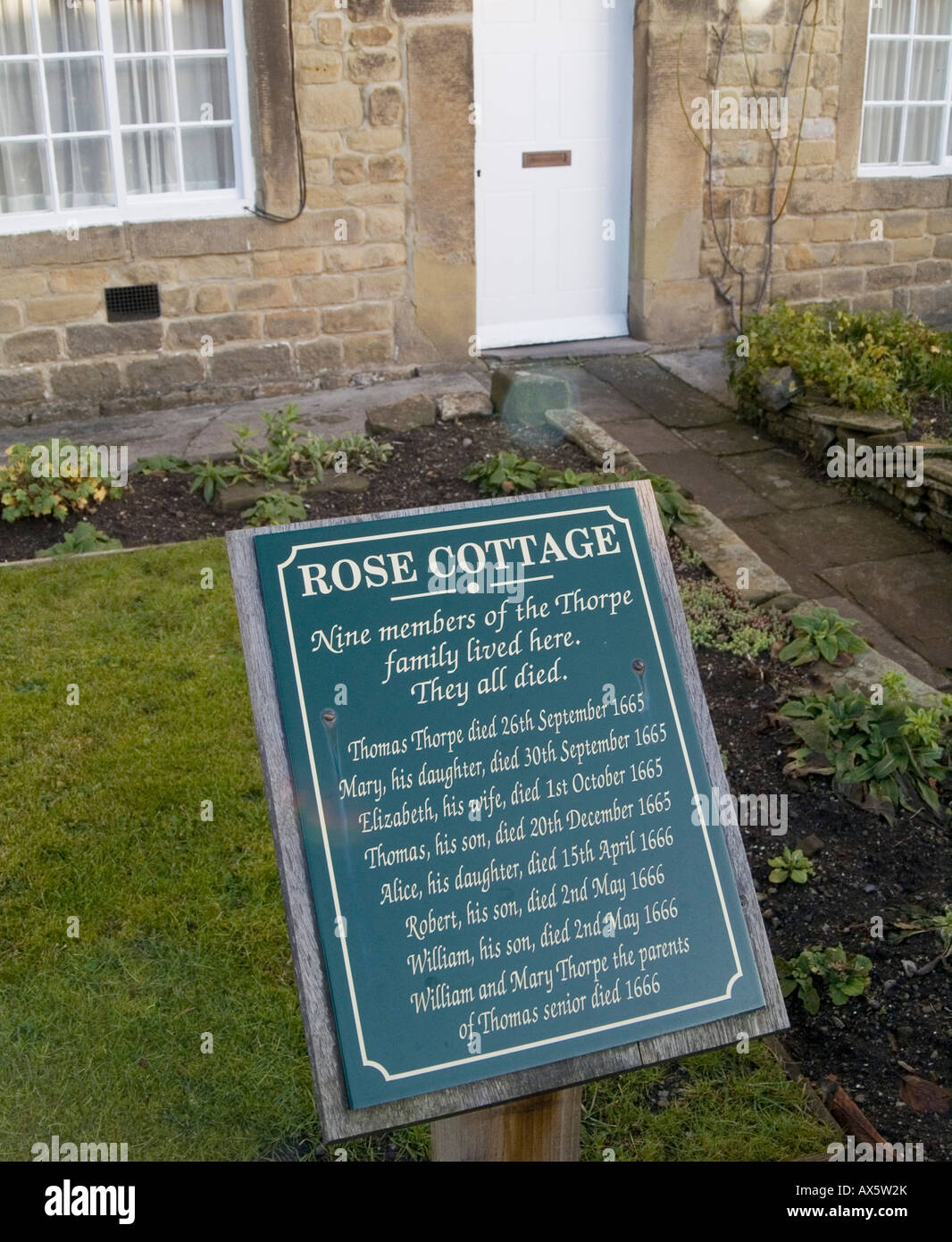 Rose cottage eyam hi-res stock photography and images - Alamy