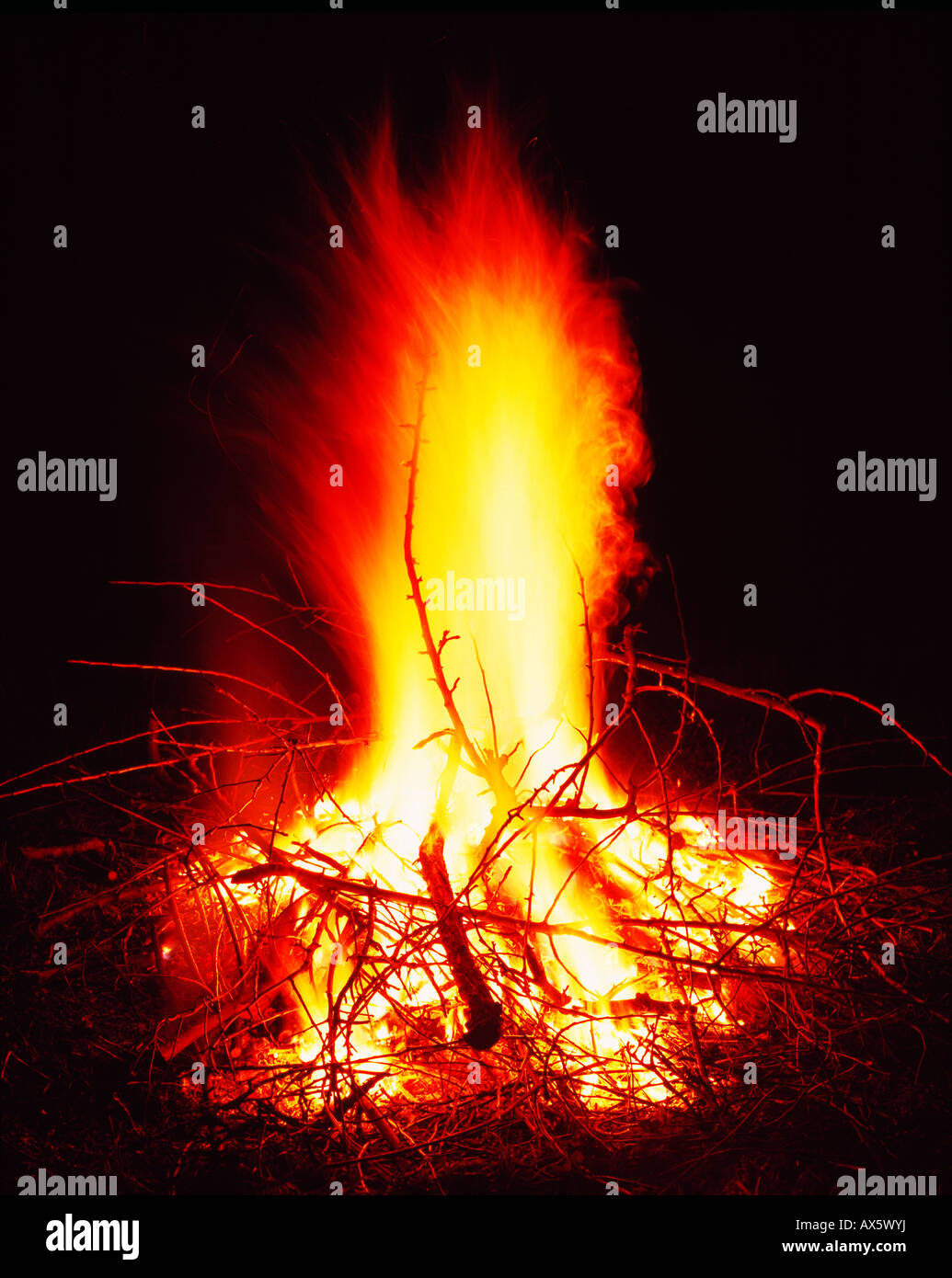 Bonfire photos hi-res stock photography and images - Alamy