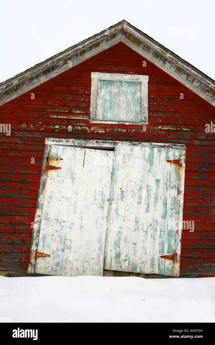 Red barn white trim hi-res stock photography and images - Alamy