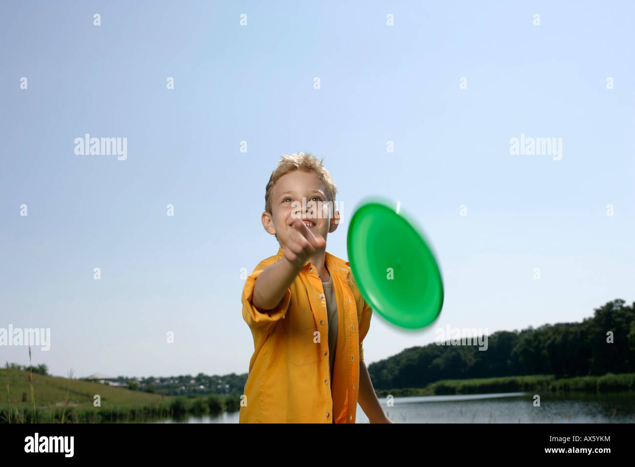 Boy throwing a frisbee hi-res stock photography and images - Alamy